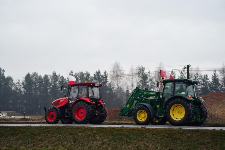 Porównanie ciągników Belarus 820 i MTZ 82